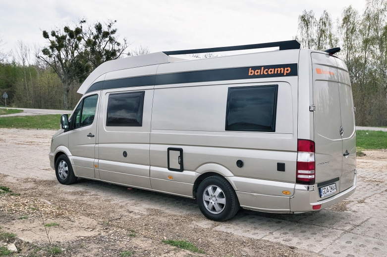 Mały bus, który jest dużym kamperem