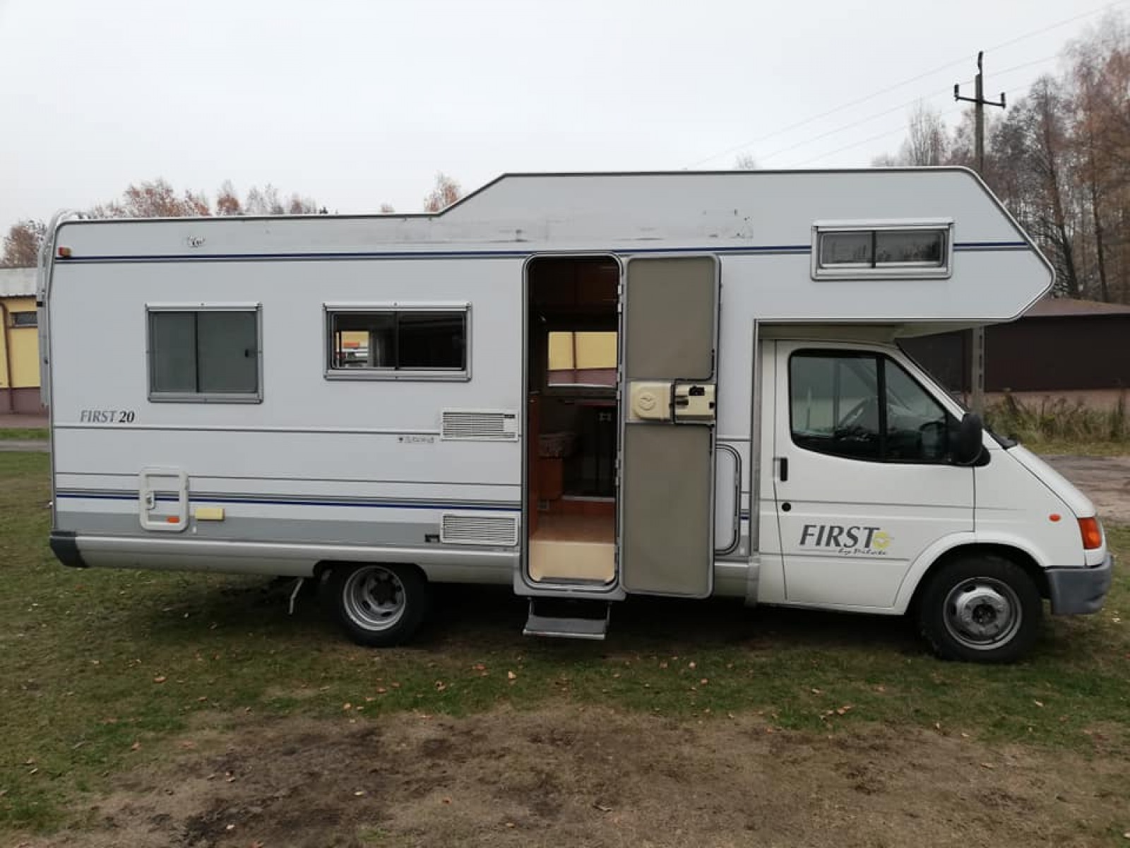 Kamper Ford Transit z 1998 roku, uszkodzony