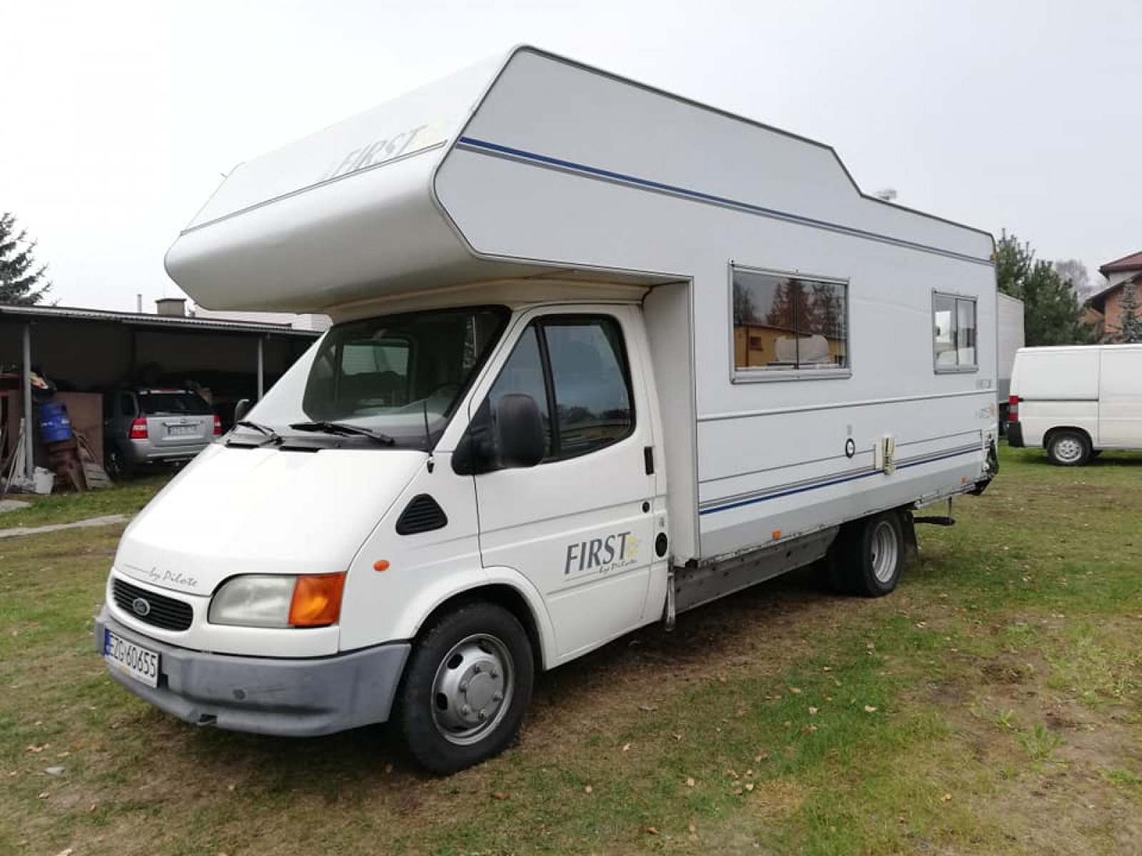 Kamper Ford Transit z 1998 roku, uszkodzony