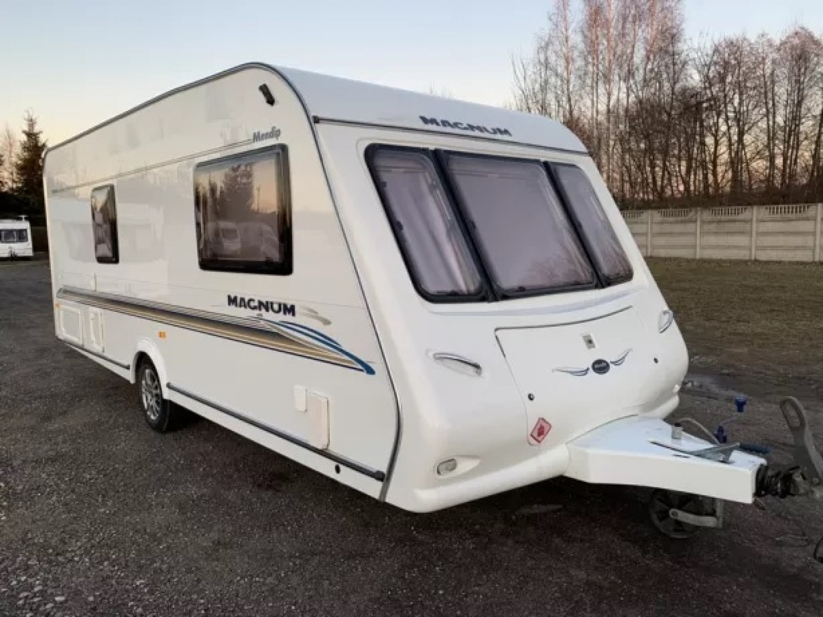 Przyczepa kempingowa COMPASS, 2 sypialnie, duża łazienka, przedsionek